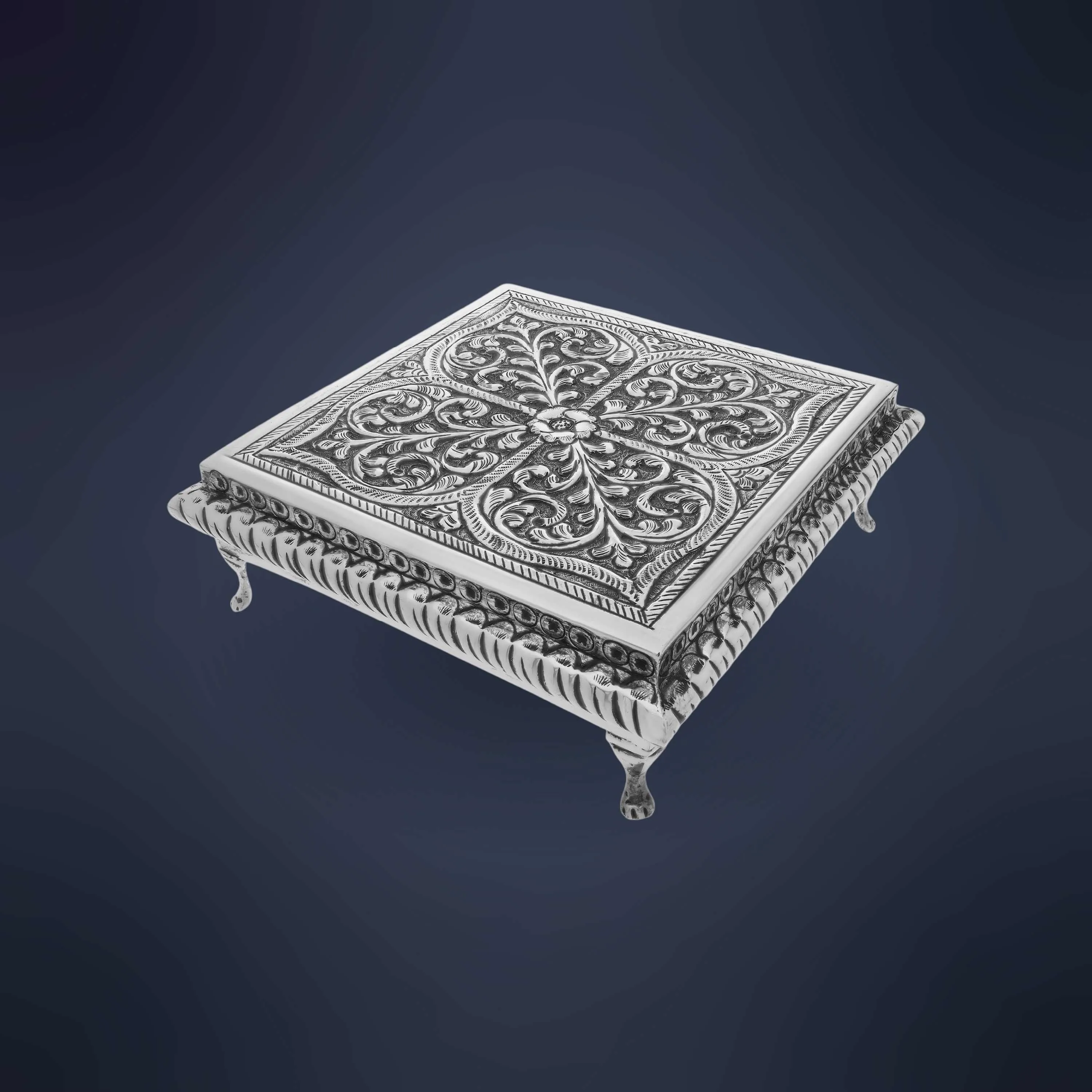 Classic Antique Finished And Detailed Silver Peetam