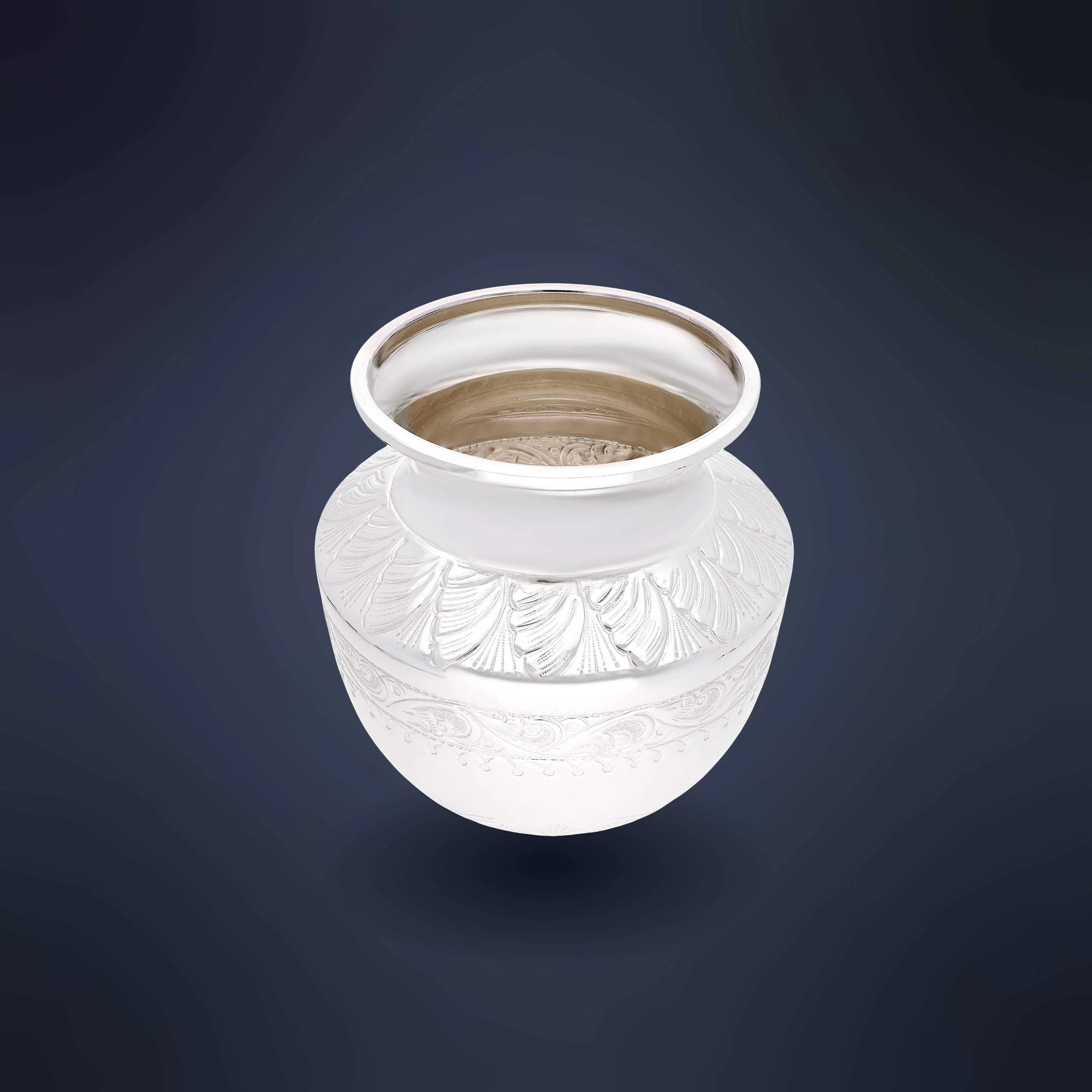 Finely Detailed And Crafted Silver Chombu