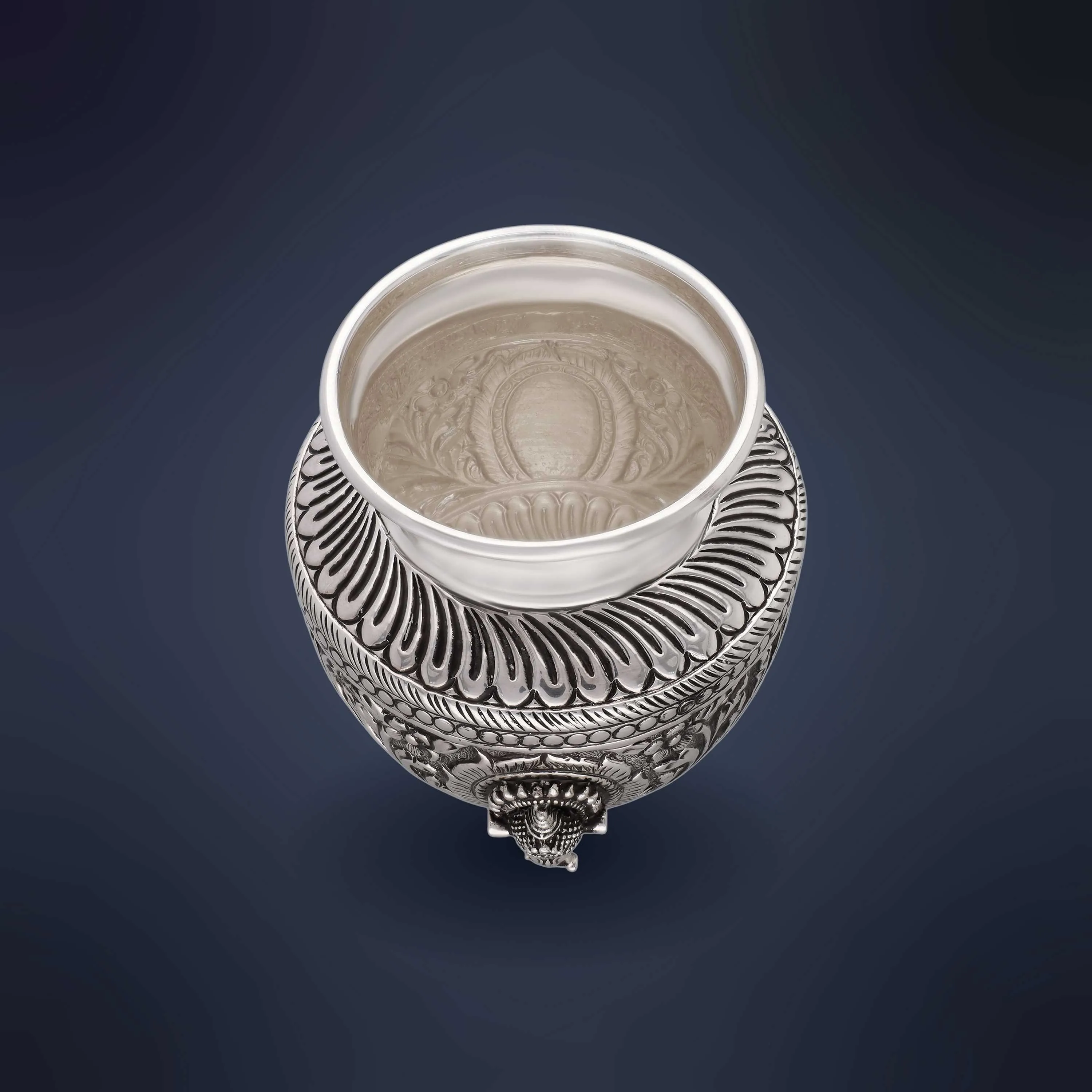 Intricately Detailed And Detailed Silver Chombu